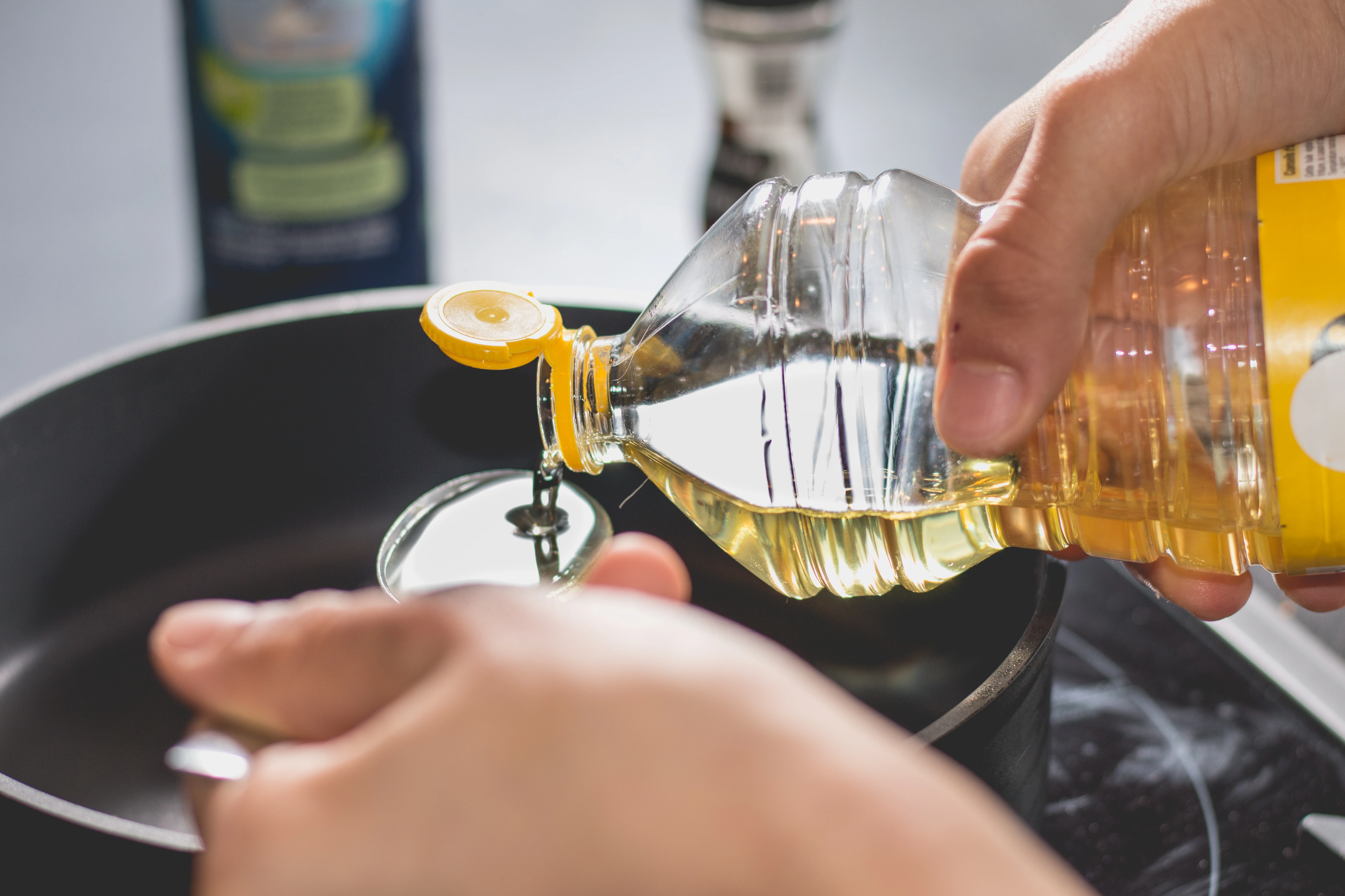 Cara Menjernihkan Minyak Goreng Bekas, Cuma Perlu Bahan Ini! - Promo ...